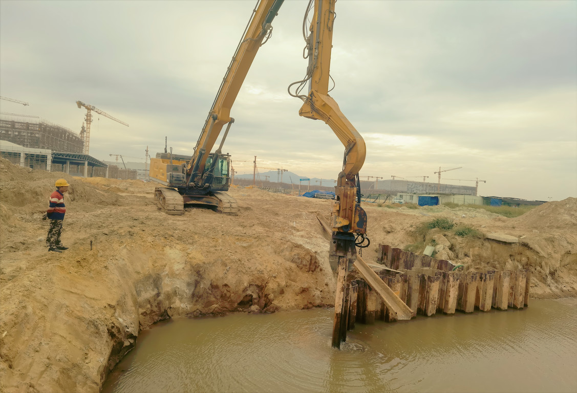 Excavator Mounted Large Vibro Hammer For Sheet Pile Driving Project Work
